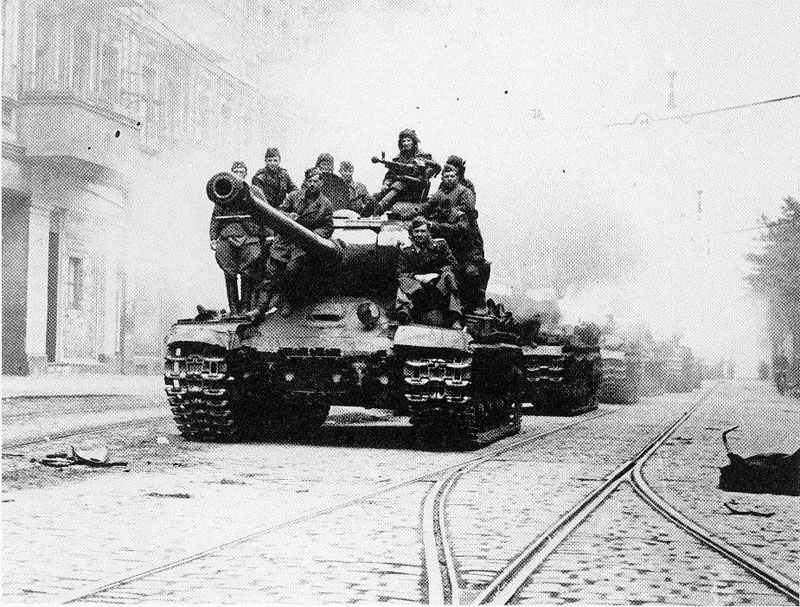 IS2 tanks in Berlin, 1945 – WW2 Weapons